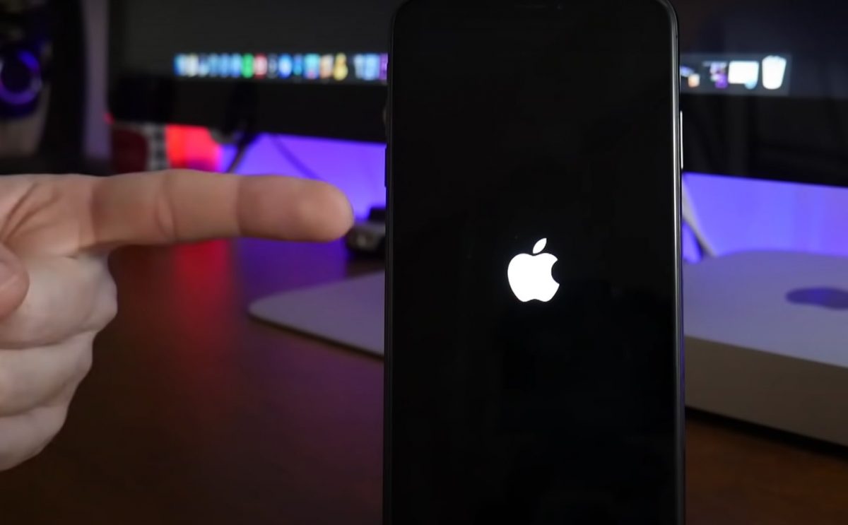 How To Fix iPhone Screen Stuck On The Apple Logo? - Hawkdive.com