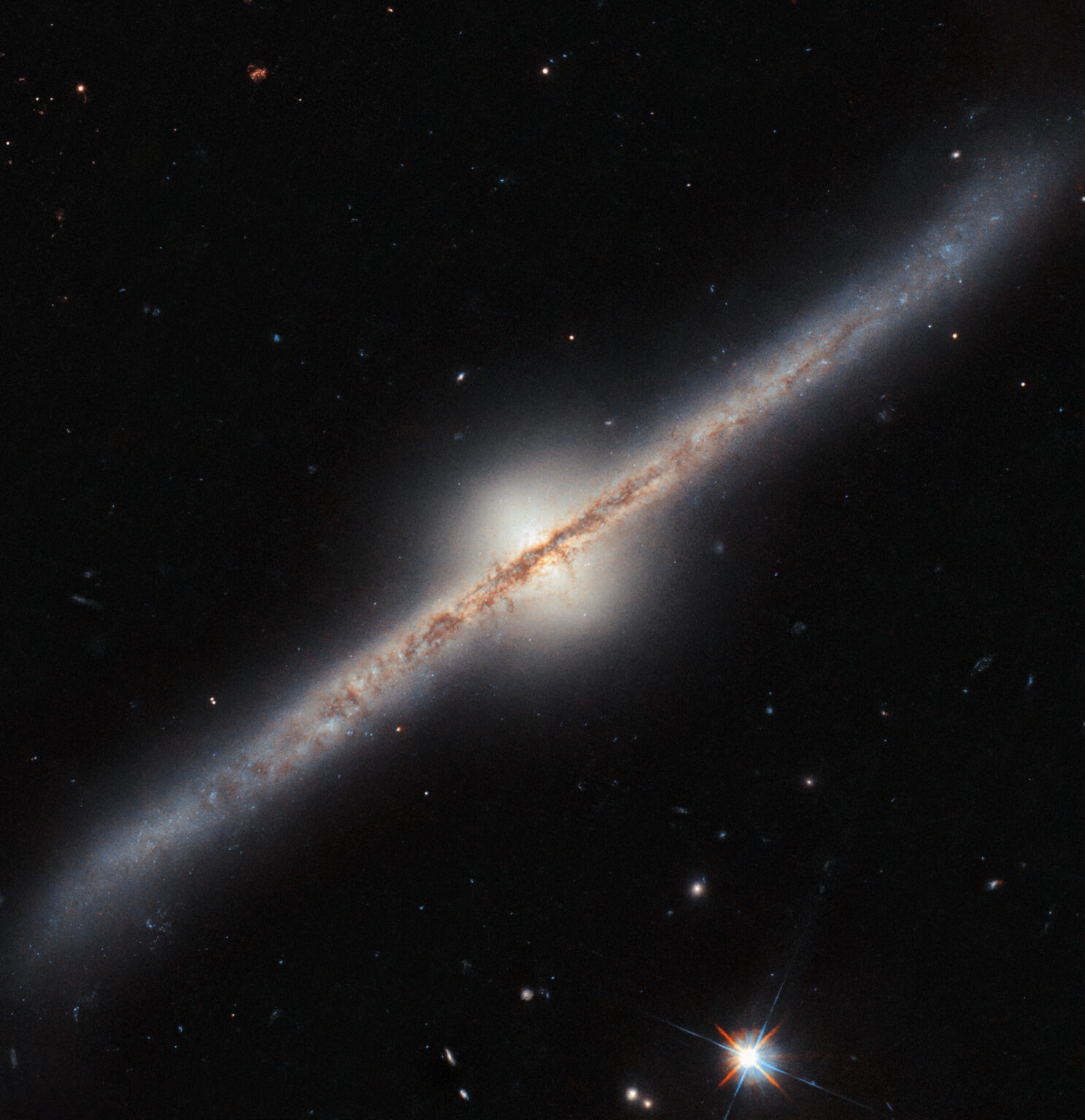 NASA's Hubble Snaps Stunning Edge-On Spiral Galaxy Image - Hawkdive.com