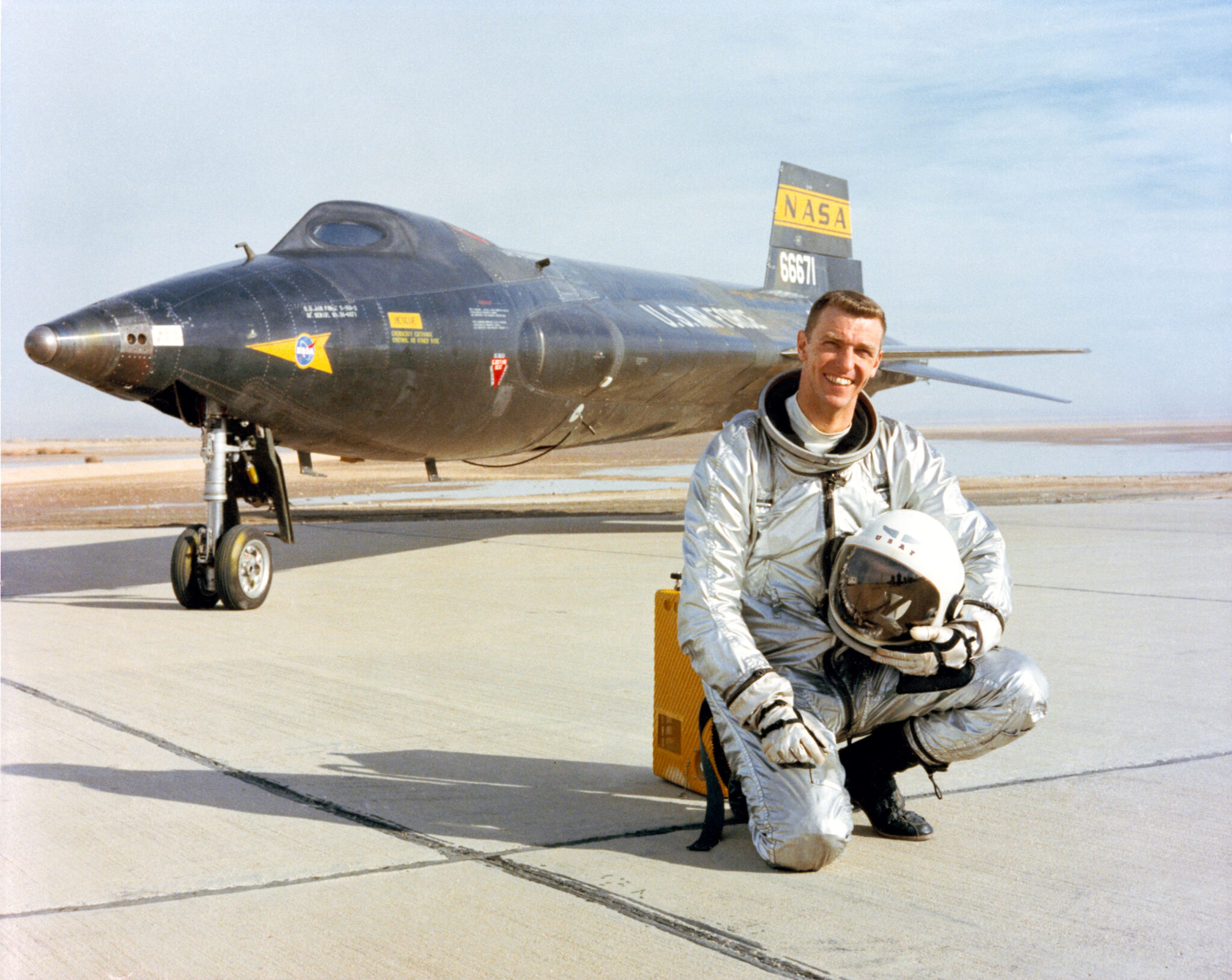 NASA Honors Retired Astronaut and USAF Pilot Joe Engle - Hawkdive.com